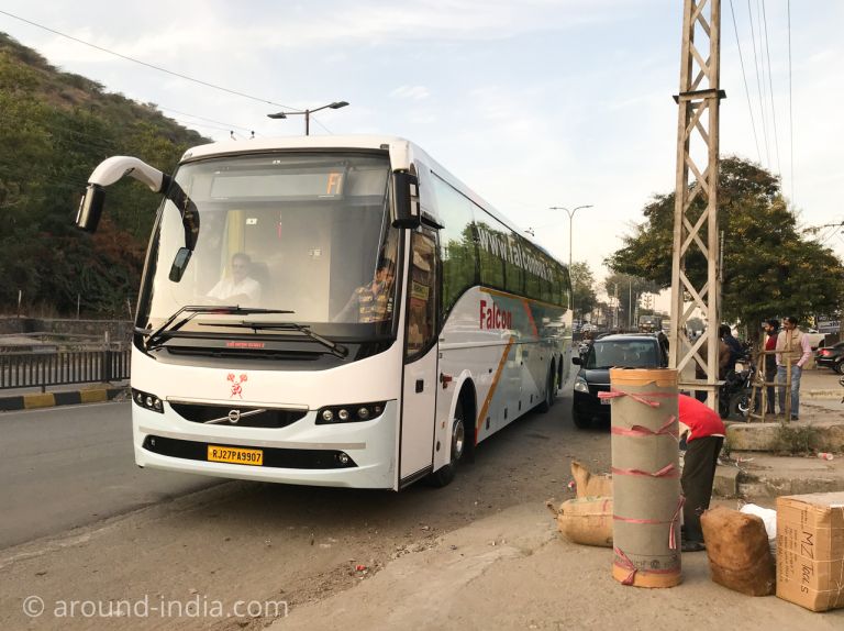 インド旅の交通手段：長距離移動でも快適！個室寝台バスに乗ってみよう | AROUND INDIA アラウンドインディア